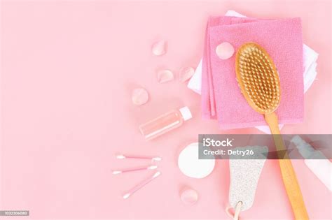 파스텔 핑크 배경에 욕실 액세서리입니다 보기 상위 공간을 복사 합니다 솔 수 세미 수건 로션 크림 펜스 샴푸에 대한 스톡 사진 및 기타 이미지 Istock