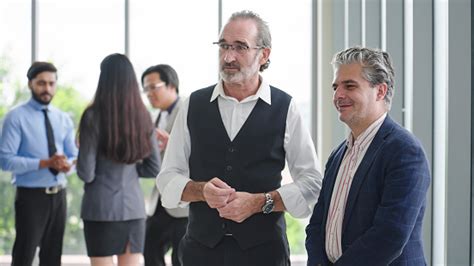 양복을 입은 두 명의 백인 사업가가 기업 회의에 서 있다 회의실에서 세미나를 하고 있는 사업가 비즈니스 미팅 개념 20 24세에 대한 스톡 사진 및 기타 이미지 Istock