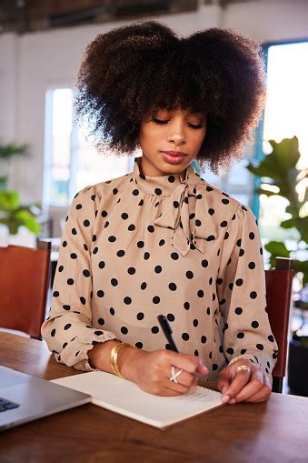 카페 테이블에서 일하는 동안 메모장에 글을 쓰는 젊은 사업가 쓰기에 대한 스톡 사진 및 기타 이미지 쓰기 아프리카계 미국