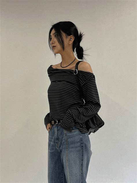 바티아엘르 버튼 스트라이프 오프숄더 티 2color