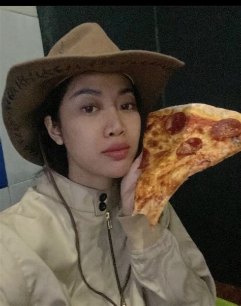 Gaya Keren Widi Vierratale Saat Nikmati Minuman Hingga Makan Pizza