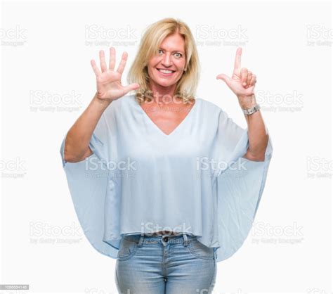 격리 된 배경에 보여주는 고 손가락으로 가리키는 중 금발 비즈니스 여자 자신감과 행복 미소 동안 7 번호 7에 대한 스톡 사진 및 기타 이미지 Istock