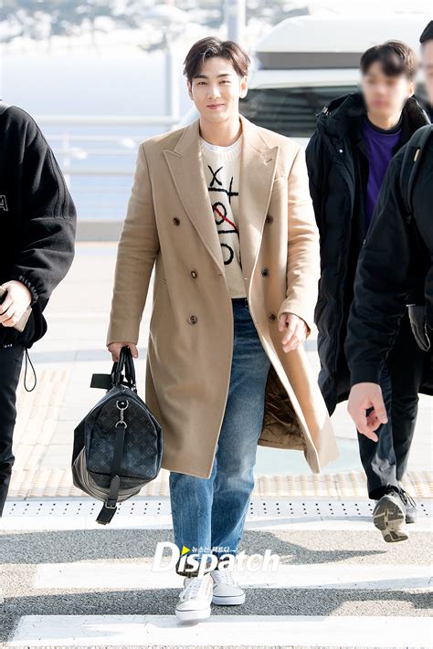 [현장포토] 출국도 화보다 백호 롱코트 런웨이 디스패치 뉴스는 팩트다