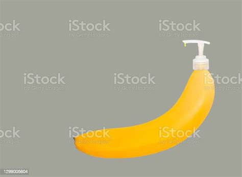 디스펜서 화장품을 곁들인 옐로우 잘 익은 바나나 스킨 케어 컨셉 복사 공간 회색 배경 0명에 대한 스톡 사진 및 기타 이미지 Istock