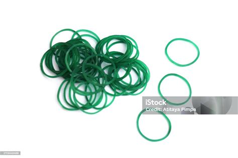 흰색 배경에 반지 또는 타원형 모양의 탄성 녹색 고무 밴드 여러 개의 물건을 묶는 데 사용하는 컨셉 장비 사무실이나 생활용품 등