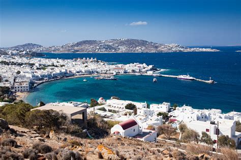 화창한 여름 날 미코노스 Cyclades를 그리스 미코노스 타운 항구 위의 언덕에서 유명한 풍차와의 파노라마 보기 키클라데스 제도에 대한 스톡 사진 및 기타 이미지 Istock