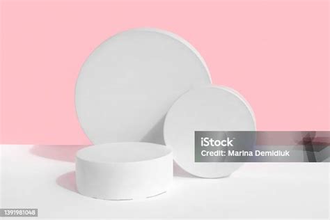 화장품 프리젠 테이션을위한 연단 추상적 인 최소한의 기하학적 형태 실린더 돌 구체 형태 그림자 제품을 표시하는 장면입니다 쇼케이스 디스플레이 트렌디 한 햇빛 정면보기 3d