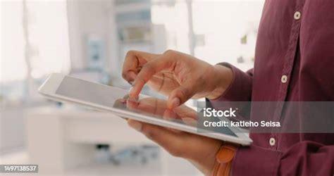 비즈니스 클로즈업 및 태블릿 손 및 온라인 연구 인터넷 및 사무실에서의 데이터 분석을 가진 사람 계획 분석 및 연결을 위한