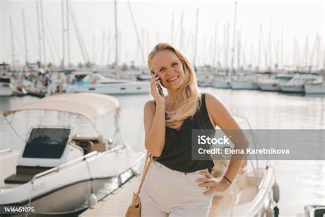 푸른 바다와 요트를 배경으로 전화로 이야기하는 아름다운 여성 개념에 대한 스톡 사진 및 기타 이미지 개념 경영자 노트북 Istock