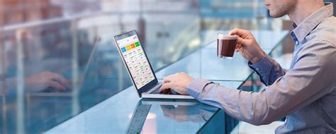 프로젝트 관리자 민첩 한 프레임 워크 및 스크럼 또는 지시 간판 방법론 반복적인 또는 증분 전략을 사용 하 여 프로젝트 관리 사무실에서 컴퓨터와 함께 작업 하는 젊은 사업가