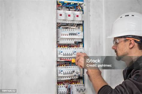 남자 퓨즈와 배전반에서 일하는 전기 기술자 전기 장비의 설치 및 연결 Stem 주제에 대한 스톡 사진 및 기타 이미지 Stem 주제 건설 산업 검사 보기 Istock