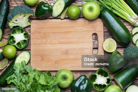 나무 배경에 신선한 녹색 야채와 허브 프레임 공간을 복사합니다 개념에 대한 스톡 사진 및 기타 이미지 개념 개념과 주제 건강한 생활방식 Istock