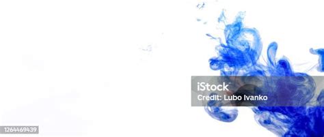 주사기에서 물에 주입 된 파란색 잉크 추상적 인 모양을 만드는 물과 색상 혼합 텍스트 왼쪽 공간을 가진 배너 개념에 대한 스톡 사진 및 기타 이미지 Istock