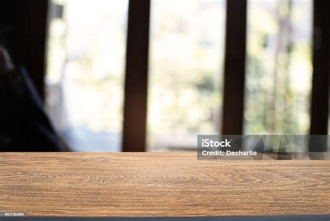 커피가 게의 추상적인 배경 흐리게 앞 빈 나무 테이블 디스플레이에 사용할 수 있습니다 또는 귀하의 제품을 몽타주 제품의 디스플레이 대 한 조롱 0명에 대한 스톡 사진 및