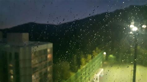 스누픽스 24번째액자 기숙사 비 비오는날 비오는 날 찍은 기숙사 전경입니다” 창문에 맺힌