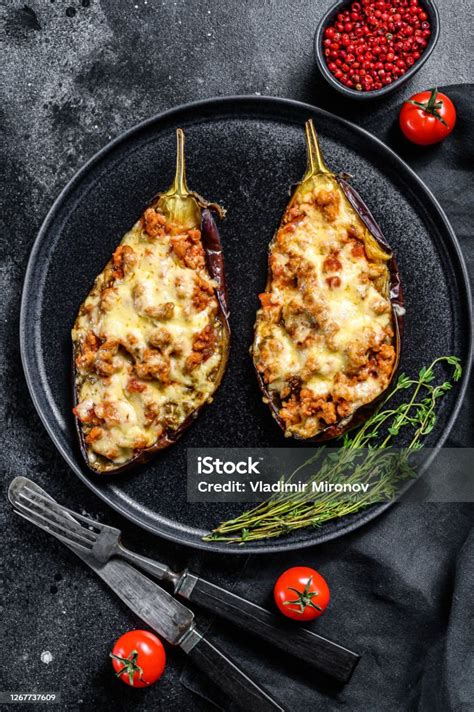 토마토와 치즈를 곁들인 구운 가지 검은 색 배경 위쪽 보기 가루로 빻은에 대한 스톡 사진 및 기타 이미지 가루로 빻은 가지 채소 건강한 식생활 Istock
