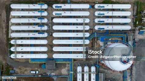 항공 평면도 Lpg 액화 석유 가스 저장 탱크 Lpg 가스 저장 탱크 및 파이프 라인 산업 플랜트 Lpg 유통 스테이션 시설 및 가스 제조 산업 프로판에 대한 스톡 사진 및