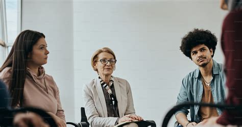 정신 건강 센터에서 그룹 치료 세션 동안 환자를 경청하는 성숙한 치료사 사진 Unsplash의 세르비아 이미지