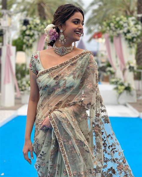 கிளாமரான லுக்கில் இளசுகளின் தூக்கத்தை கெடுக்கும் நடிகை கீர்த்தி சுரேஷின் ஹாட் புகைப்படங்கள்