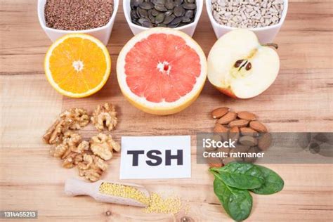 건강한 비타민과 미네랄을 공급하기 위한 제품 및 성분 갑상선에 유익한 식사 갑상샘에 대한 스톡 사진 및 기타 이미지 갑상샘 갑상샘기능 저하증 갑상샘기능 항진증