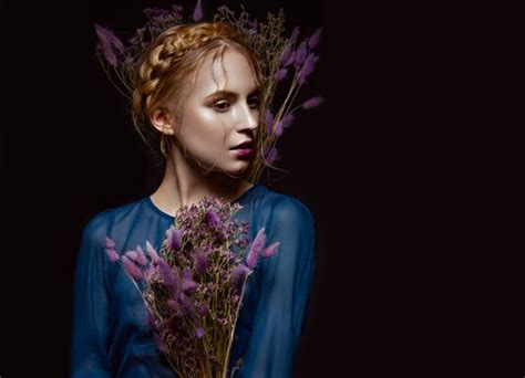 دختر بلوند زیبا با لباس و کلاه با گل رز آرایش کلاسیک فر لب قرمز صورت زیبایی 1622113