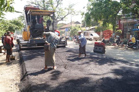 လယ်ဝေးမြို့နယ်အတွင်း ပြည်သူများအဆင်ပြေစွာသွားလာနိုင်စေရန်အတွက် Ac နိုင်လွန်ကတ္တရာလမ်းခင်းခြင်း