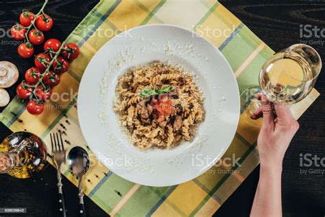 파스타 플레이트 근처 와인 잔을 들고 여자의 자른된 이미지 고기에 대한 스톡 사진 및 기타 이미지 고기 고독 개념 공란 Istock