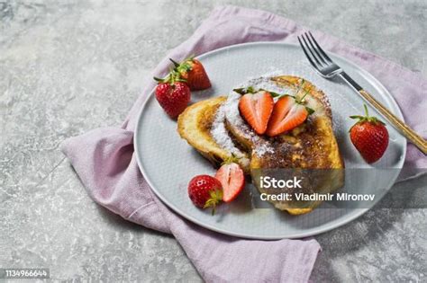 딸기가 있는 전통적인 프렌치 토스트 회색 배경 측면 보기 0명에 대한 스톡 사진 및 기타 이미지 0명 계피 과일 Istock