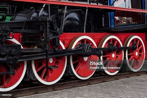 기차역에서 오래된 검은 색과 빨간색 복고풍 증기 기관차 바퀴 철도에 머무르는 빈티지 열차 0명에 대한 스톡 사진 및 기타 이미지