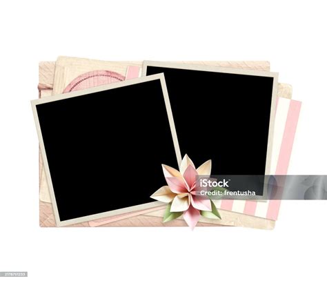 두 개의 복고풍 사진 프레임과 화려한 종이 접기 종이 종이 꽃 빈티지 봉투와 카드 향수를 불러일으키는 스크랩북 스타일 모의 템플릿 텍스트를 위한 공간을 복사합니다 흰색