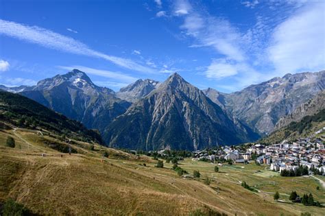 여름에는 스키 스테이션 레 두 알프스와 알프스 산맥의 전망을 감상할 수 있는 풍경 프랑스 이세레 0명에 대한 스톡 사진 및 기타 이미지 Istock