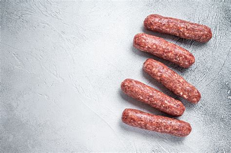 정육점에 있는 생 쇠고기와 양고기 케밥 소시지 흰색 배경입니다 맨 위 보기입니다 복사 공간 바베큐그릴에 대한 스톡 사진 및 기타