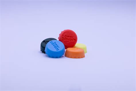 고립된 그룹 노란 모자 녹색 모자 다색 다양 다채로운 대조 둥근 디스플레이 디자인 맥주 절약 미니멀리스트 바 도구 바 액세서리 밝은 밝은 톤