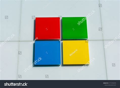 Microsoft Logo Four Color Squares On Foto Stock 1711576375 Shutterstock