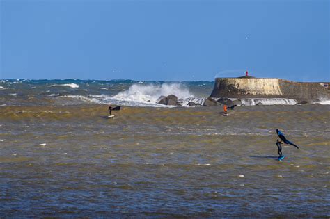 2021 05 12 2021 생장 드 루즈 프랑스 윙 서퍼 슬링윙 은 방파제 매우 바람이 부는 바다 한가운데에서 세 사람이 산 후안 드 빛의 만에서 날개 서핑이나 슬링