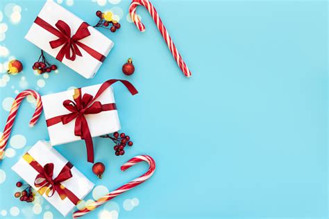 선물 상자는 흰색 종이와 빨간색 리본파란색 배경에 조명을 장식 포장 맨 위 보기 플랫 레이 크리스마스와 연말 연시 컨셉 0명에 대한 스톡 사진 및 기타 이미지 Istock