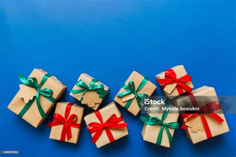 포장된 크리스마스 또는 다른 휴일 수제 선물은 색깔 리본을 가진 종이에 있는 선물 상자 다채로운 테이블에 선물의 장식 복사 공간이있는 상단보기 0명에 대한 스톡 사진 및