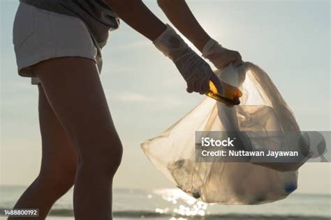 물을 절약하십시오 자원 봉사자는 해변에서 쓰레기 쓰레기를 줍고 플라스틱 병은 분해가 어려워 수생 생물에 해를 끼치 지 않습니다 지구 환경 행성 녹화 지구 온난화 감소 세상을