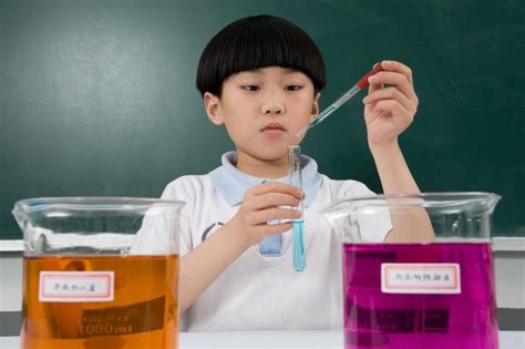 认真做实验的学生图片 在教室内做实验的男孩素材 高清图片 摄影照片 寻图免费打包下载