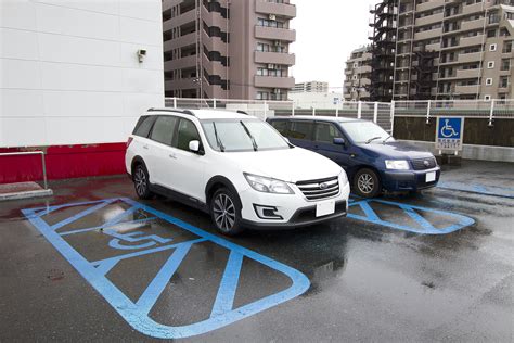 車椅子マーク（国際シンボルマーク）がペイントされている駐車スペースの正しい使い方 「心ない利用者」のために許可制度の導入まで！ 車椅子マークの