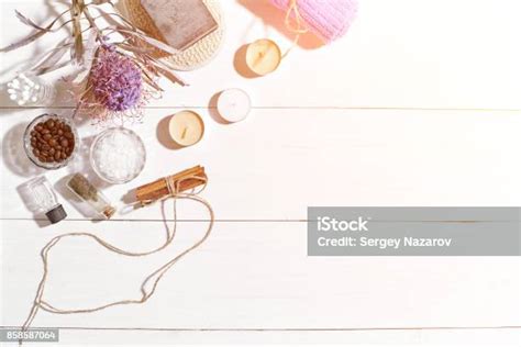 바다 소금 에센셜 오일 비누와 수건을 설정 스파 흰색 나무 바탕에 마른 꽃 장식 태양 플레어 0명에 대한 스톡 사진 및 기타 이미지 Istock