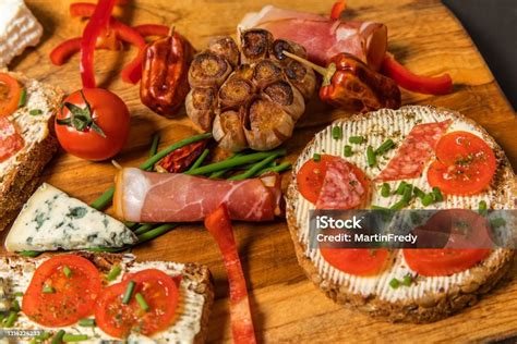 크림 치즈와 토마토를 곁들인 건강한 음식 호밀 빵 빵으로 얇게 썬 토마토 치즈와 햄을 곁들인 구운 마늘 갈색에 대한 스톡 사진 및 기타 이미지 Istock