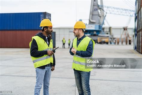 컨테이너화물의 물류 터미널에서 일하는 산업 엔지니어 말하기에 대한 스톡 사진 및 기타 이미지 말하기 2명 직업 Istock