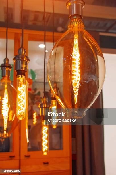 복고풍 인테리어의 전구 타원형 및 방울의 형태로 빛나는 Led 나선형 빈티지 램프 실내에 대한 스톡 사진 및 기타 이미지