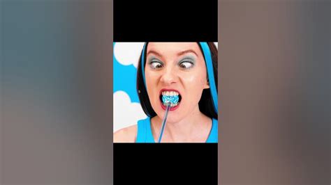 파란색 소녀가 빵가루 입힌 머말레이드 눈을 먹고 있습니다 Youtube