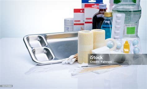 상처 관리 드레싱 세트 간호사를위한 병원에서 상처 치료 장비 붕대 집게 알코올 면 봉 감염 상처에 대한 포비도요오드를 준수합니다 의료 공급 간호사를위한 의료 장비 0명에