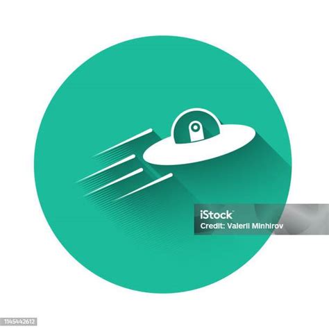 흰색 Ufo 비행 우주선과 긴 그림자와 고립 된 외계인 아이콘 비행 접시 외계인 우주선 미래의 알 수 없는 비행 개체입니다 녹색