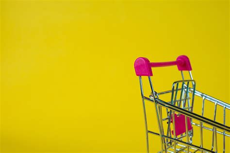 노란 배경에 카트 또는 슈퍼마켓 트롤리 쇼핑 비즈니스 쇼핑 개념을 재정 개념에 대한 스톡 사진 및 기타 이미지 개념 고객 구매 Istock