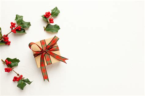 크리스마스 배경 선물 상자와 흰색에 빨간 열매와 홀리의 가지 0명에 대한 스톡 사진 및 기타 이미지 0명 가문비나무 개념 Istock