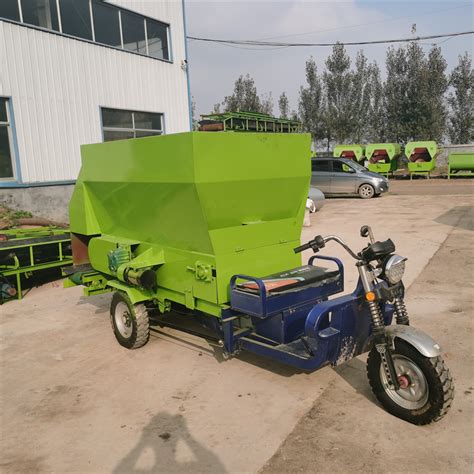 喂羊5方饲喂车 自走式电动撒料车 牛驴喂料车 视频 搜了网